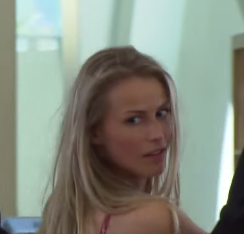 [Sexy] La fille qui fait un Strip-Tease. sur le forum Blabla 18-25 ans ...