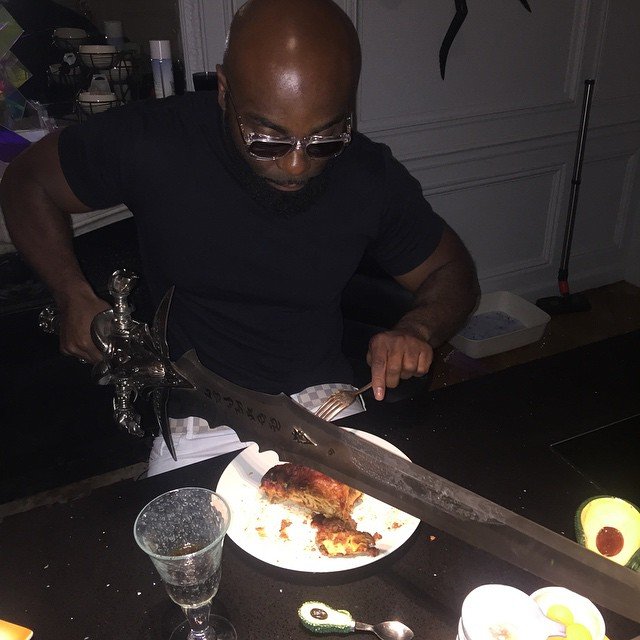 Kaaris qui coupe un steak avec une épée wow sur le forum Blabla 18-25 ...