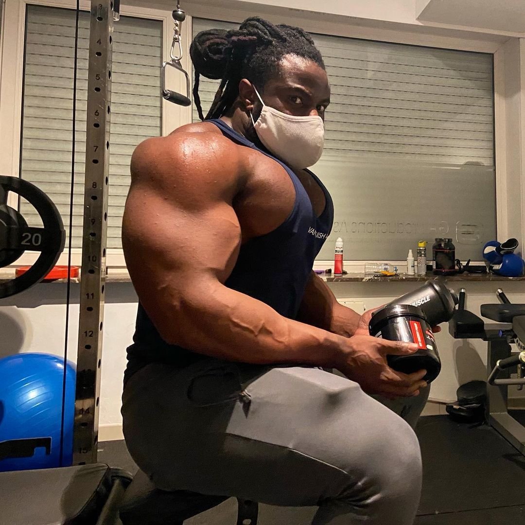 omg NATHAN MOZANGO est devenu un TITAN sur le forum Blabla 18-25 ans ...