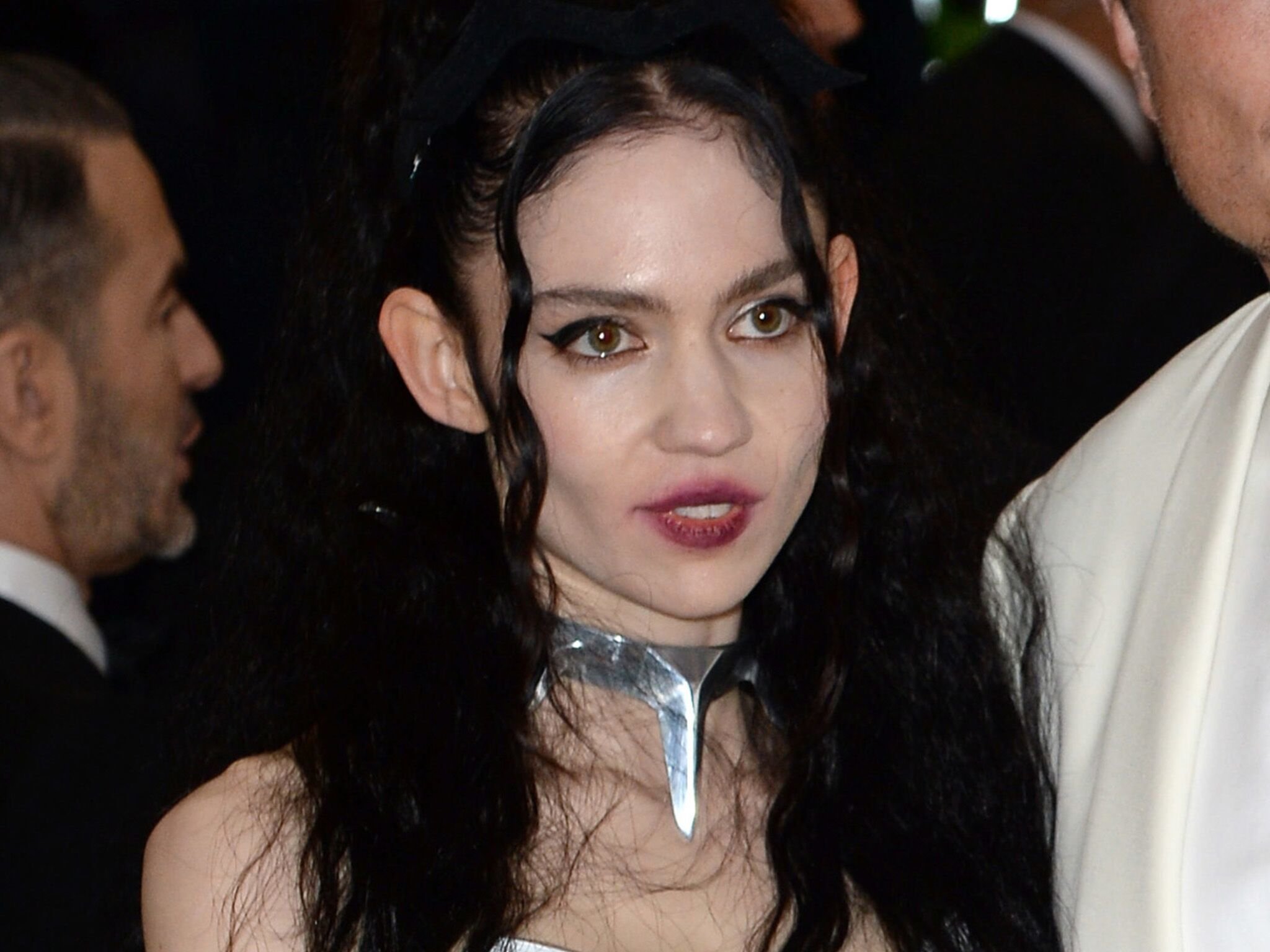 Grimes, l'ex de Elon MUSK, a l'air de puer du cul sur le forum Blabla ...