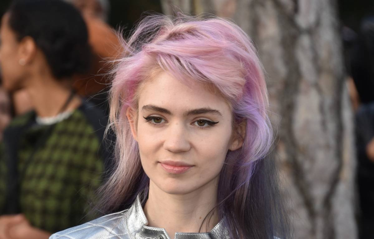 Grimes, l'ex de Elon MUSK, a l'air de puer du cul sur le forum Blabla ...