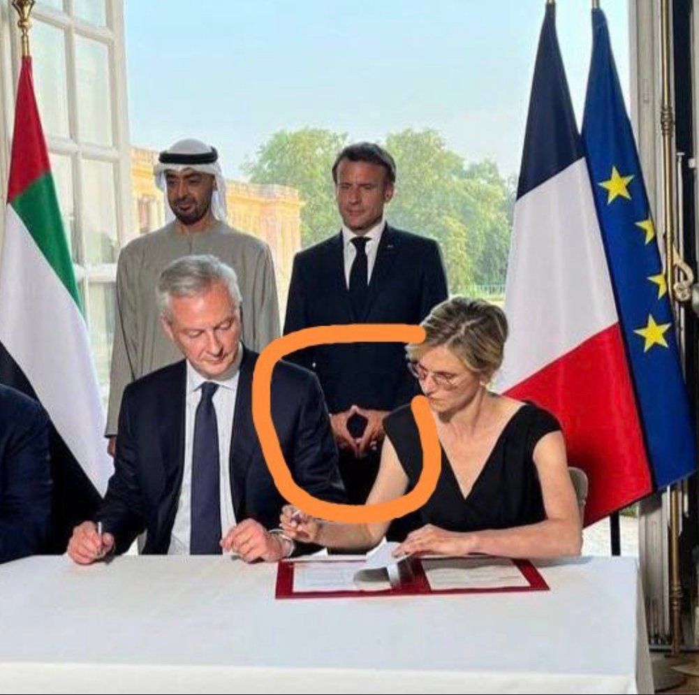 Pourquoi Macron fait souvent ce signe bizarre ? sur le forum Blabla 18 ...