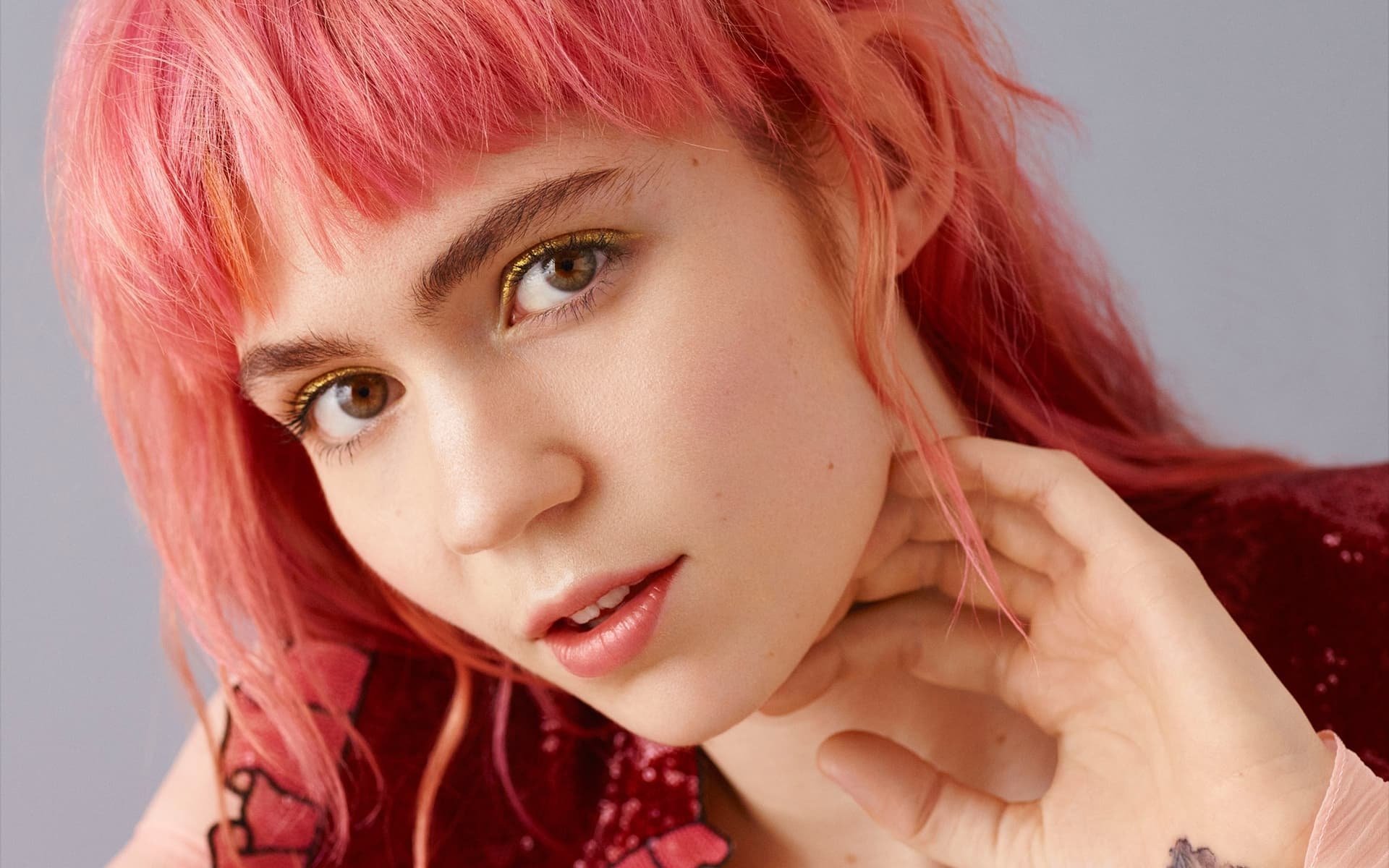 Photo GRIMES L'ex d'ELON MUSK a fait de la CHIRURGIE sur le forum ...