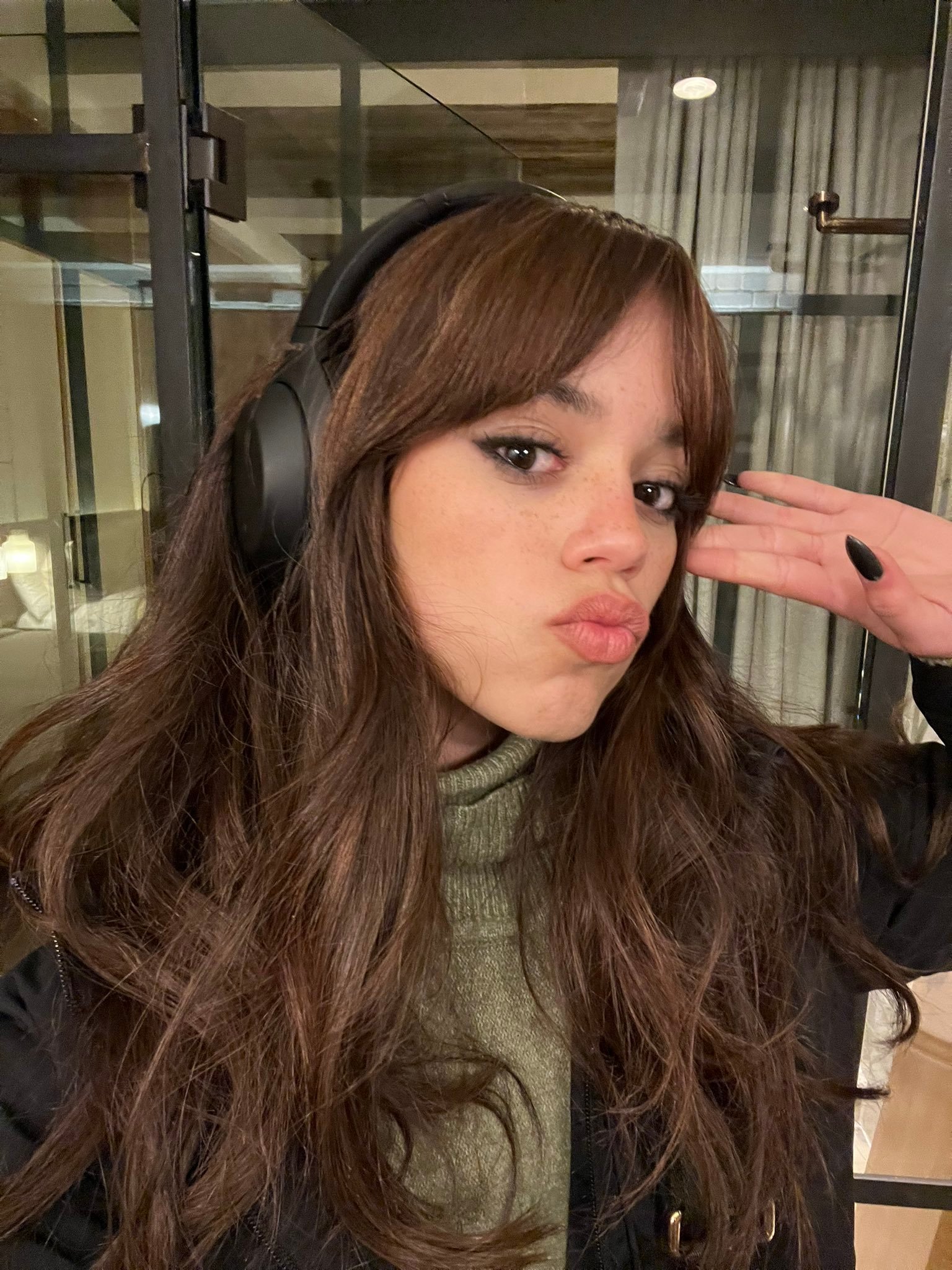 (Photo) Jenna Ortega toque à ta porte : "Ouvre moi Célestin !" sur ...