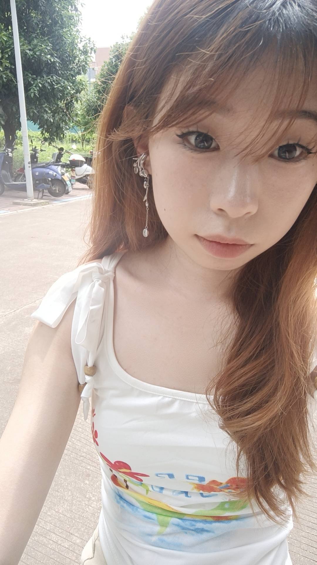 Cette meuf est complètement belle ou complètement moche ? sur le forum ...