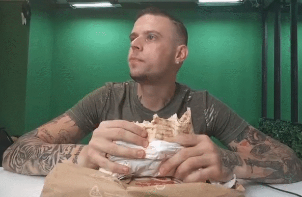 le .gif de ALAN FOOD hier qui dit "non non" à son pote sur le forum ...