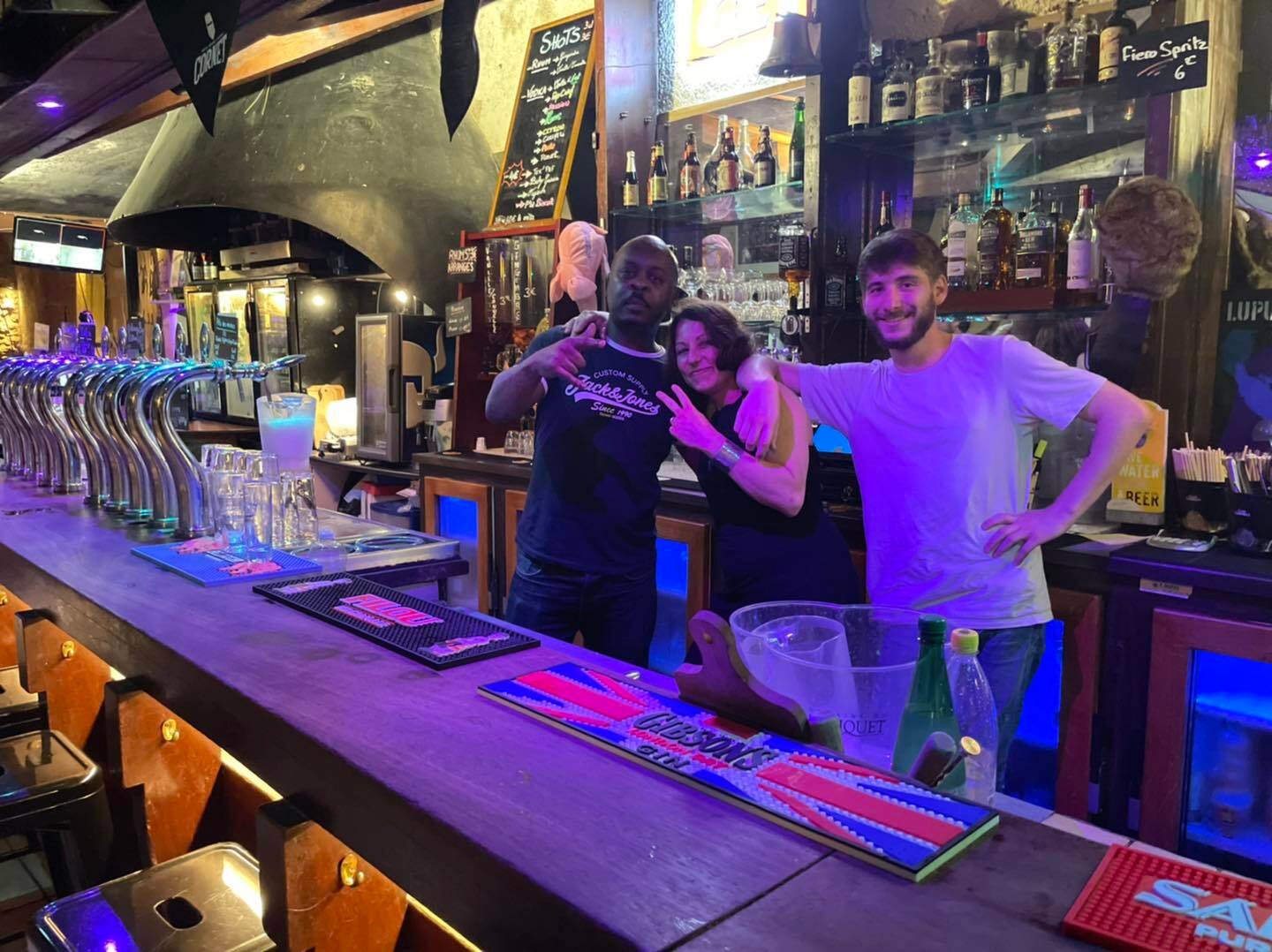 [BORDEL] La PATRONNE d'un BAR de BORDEAUX twerke sur les CLIENTS, les GIFLE, etc :rire: sur ...