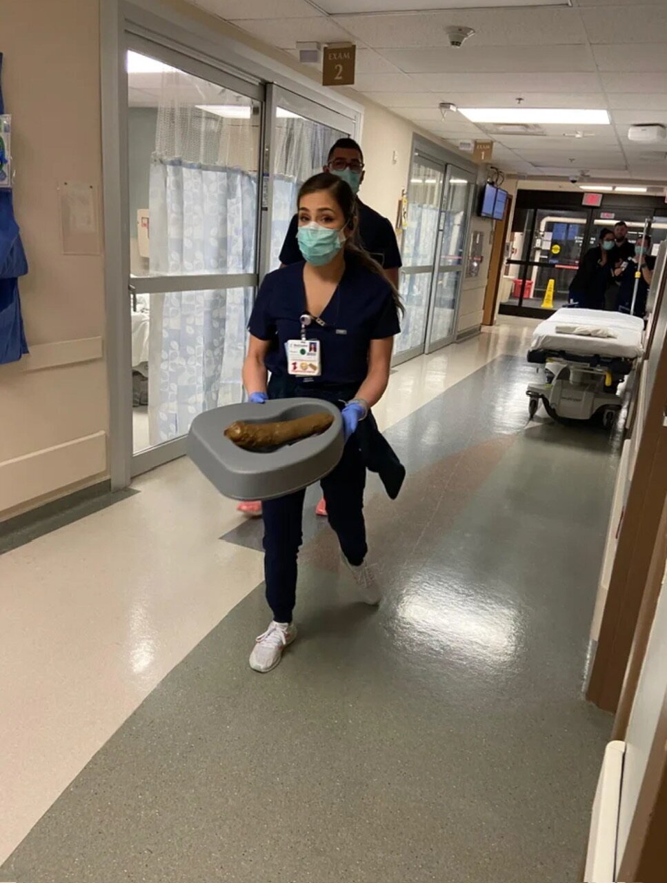 [CACA] Cette INFIRMIÈRE porte la plus GROSSE MERDE de sa vie sur ...