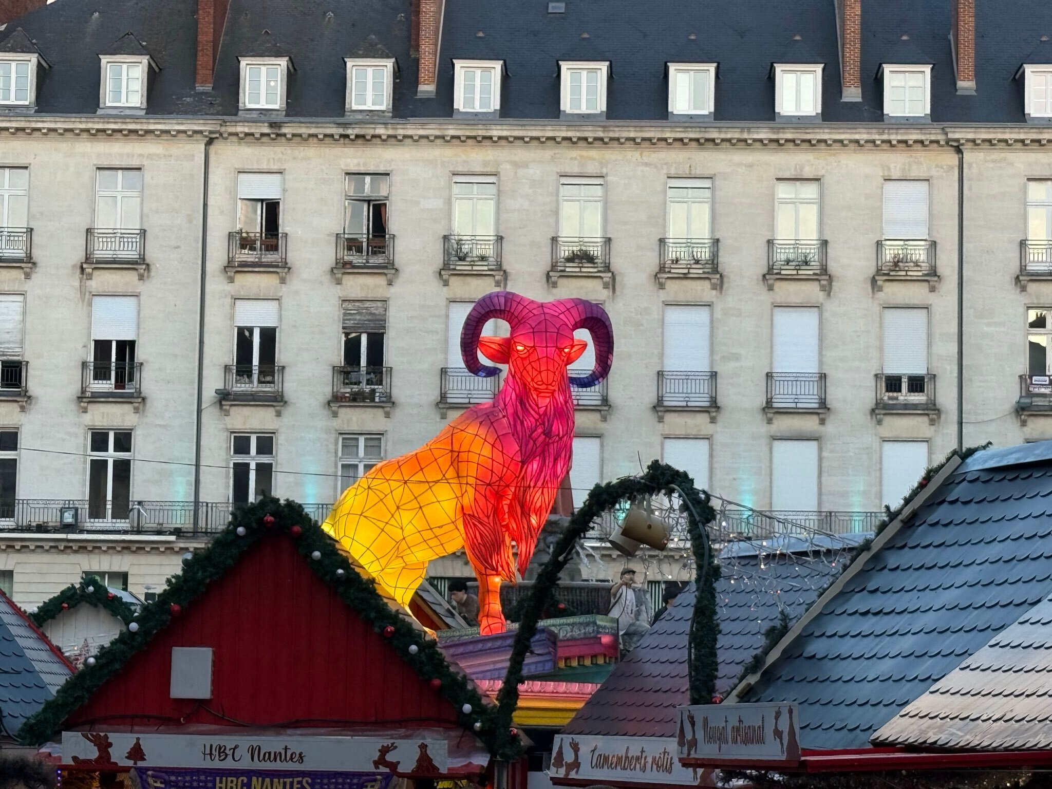 [NANTES] Pour célébrer NOEL, la mairie installe un BOUC géant MENAÇANT ...