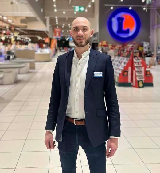 Au SMIC chez Leclerc, ils PÈTENT les plombs car le nouveau DIRECTEUR n’a que 25 ANS sur le forum ...