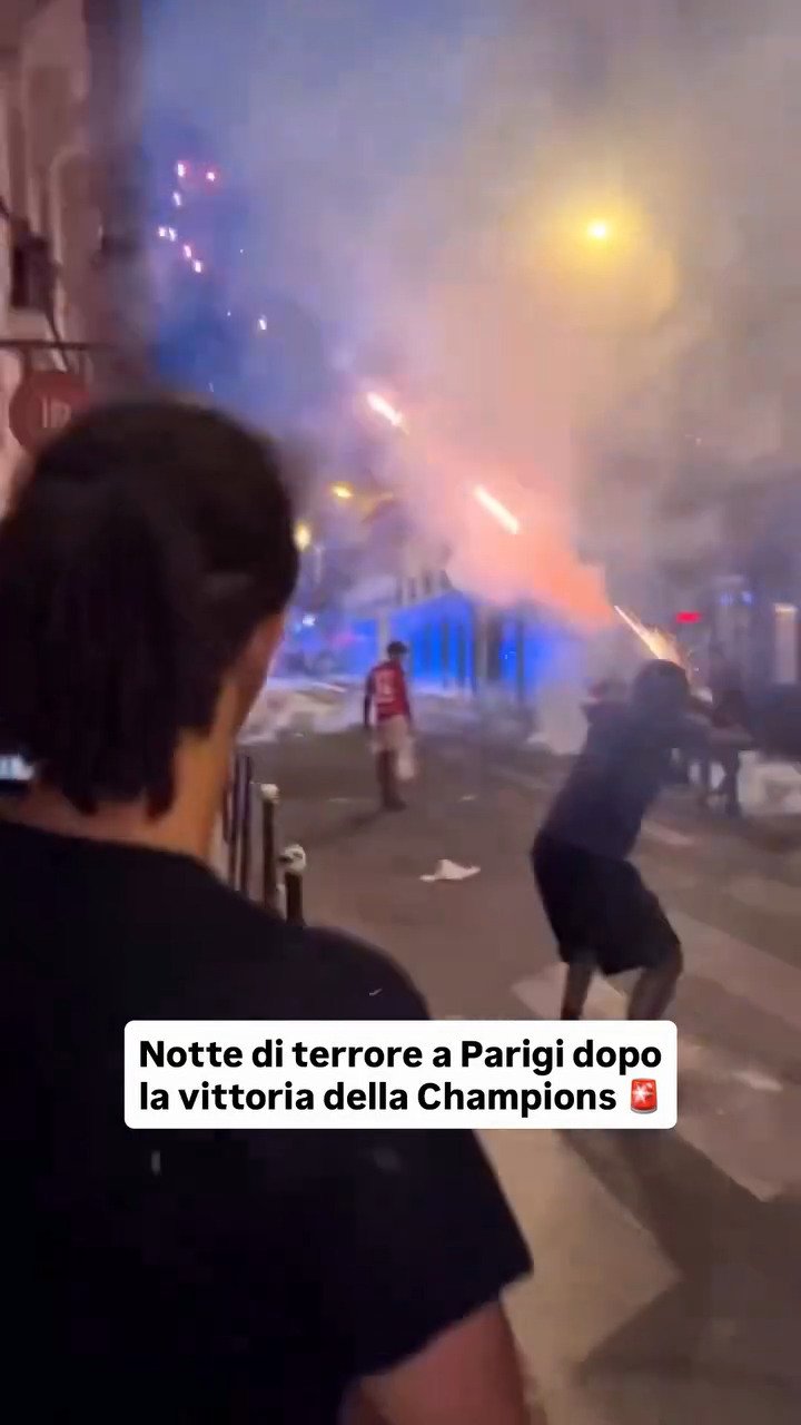 Le Français à PARIS avec le bazooka à feu d'artifices sur le forum ...